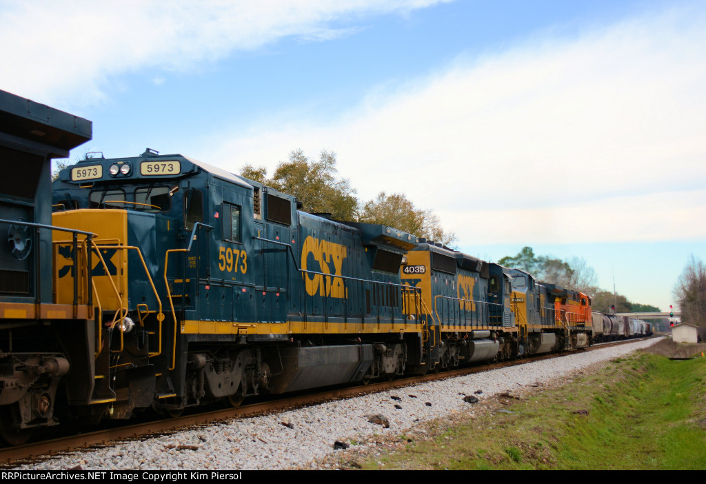 CSX 5973 B40-8 on Q602-25
